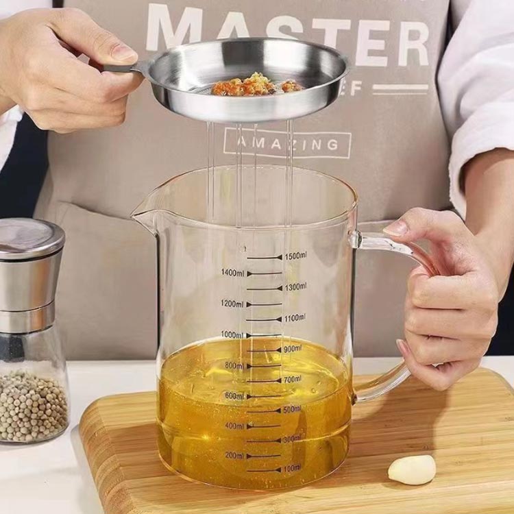 フィルター付きオイルポット耐熱ガラス製ポットは保存状態が見えて清潔衛生的，透明度の高いガラスで油の動きや色の出具合がクリアに見えます。フィルター付きオイルポット小さいカスでもキャッチでき、ゴマ油サラダ油大豆油などきれいに濾し、繰り返し油を使...