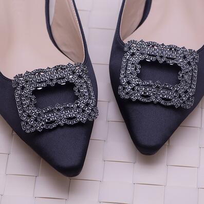 サイズ（単位：cm）5.6*5.0cmカラーブラック、シルバー（写真ご参考程度）セット内容シューズクリップ（2個1組）素材PVC、鉄商品紹介可変ブーツもシューズアクセサリーで大変身！！ハイカットスニーカーにもシューズクリップで自分だけの飾り...