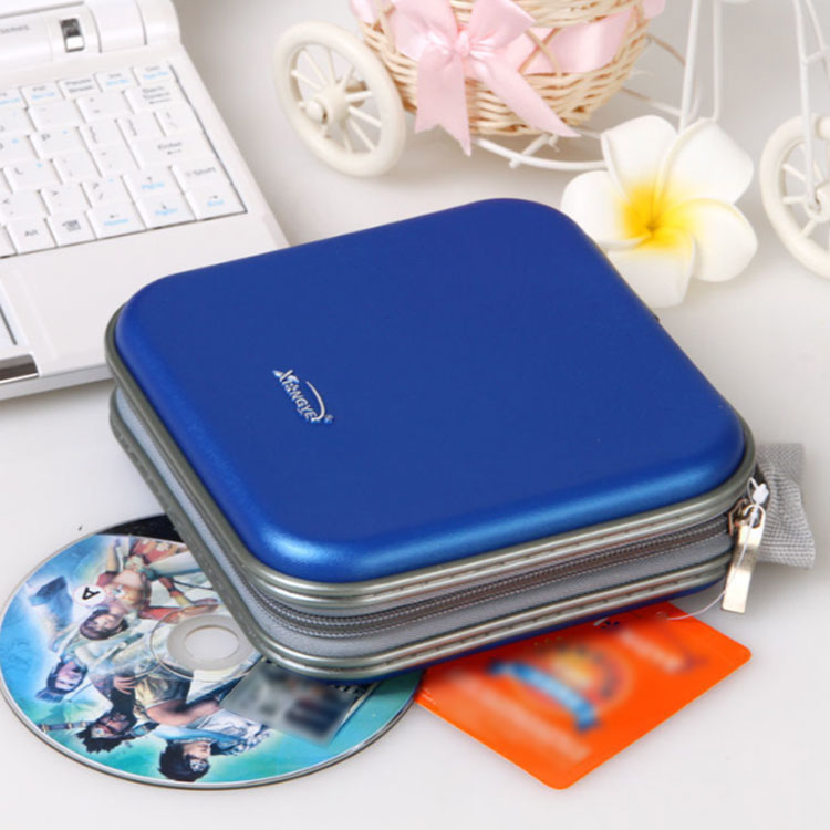 CD/DVDをコンパクトに収納できるファスナーケースです40枚入り、80枚入りの2サイズが用意しており、多くなったディスクをコンパクトに整理できる。縦置きでも横置きでも自立し、本棚や机周りに収納しやすいスクエアデザインです。ケースが180度...
