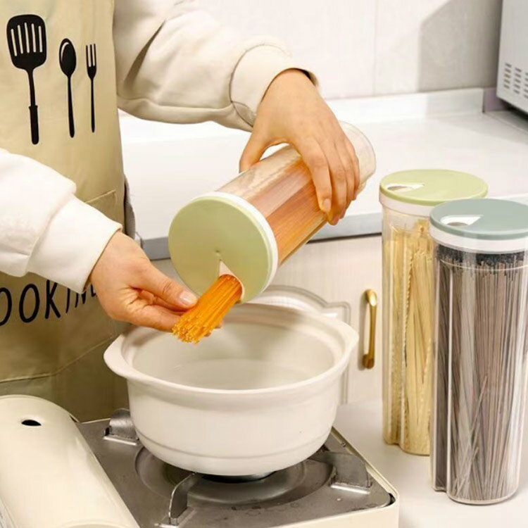 便利な計量機能付き保存容器「パスタストッカー」3個セットパスタを袋から取り出してそのまま収納でき、見た目をスタイリッシュなのでキッチンを彩るアイテムとしてもお使い頂けます。フタを回転するだけで1食分2食分を軽量して取り出すことができます。サ...