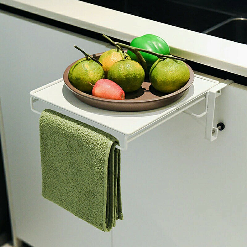 【商品説明】折りたたみ補助テーブル ちょっとした作業スペースとして、狭いキッチンや台所で、料理の材料を置いたり、鍋を置いたり、タオル掛け、ふきん掛けとしてご使用頂けます。とても便利です。活躍シーン 折りたたみ作業台として、キッチン以外でも、...