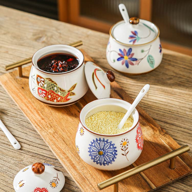 選べる10色！320ml陶器製スパイスボトル唐辛子、チリソース、砂糖、香辛料など、さまざまな調味料を保存できます。大口径でなので調味料の補充もラクラク。セラミック製だから、調理中に付着しがちな汚れもサッと洗えます。サイズFサイズについての説...