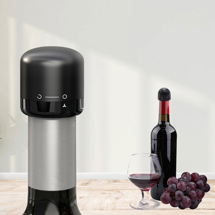 シャンパーニュなどの開栓後のスパークリングワインの保存に重宝するシャンパンストッパー。使い方はとっても簡単。本体をボトル口に押しはめて、本体上部を時計回りに“ひねる”だけ。様々な形の瓶口に対応し、スパークリングワイン抜栓後のフレッシュ感を長...