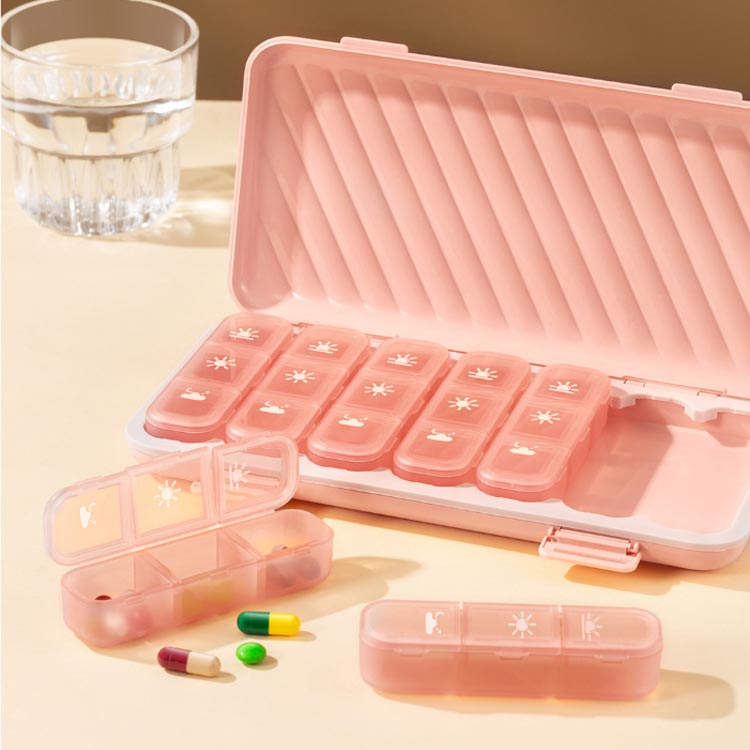 ピルケース 1週間 1日3回　防水 防湿 密封性良い 携帯便利 【服薬管理】週間ピルケースは1日3回、1週間分の薬を保存できます。半透明で中身が見えるので飲み忘れや記憶違いの防止に役に立ちます。 【防水/防湿/密封性良い】シリコーンパッキン...