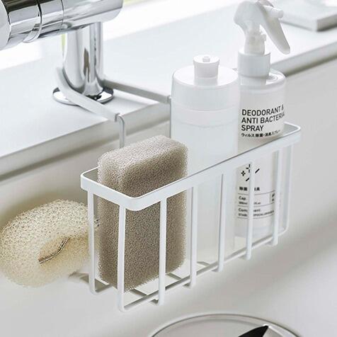 蛇口に挟むだけの簡単設置シンクが整う収納ホルダー食器用洗剤やソープディスペンサー、スポンジなど、シンク周りの小物を一括収納できる『蛇口にかける収納ホルダー 』。キッチンシンクの蛇口の根元部分に挟み込むだけで、簡単に設置できます。サビに強い塗...