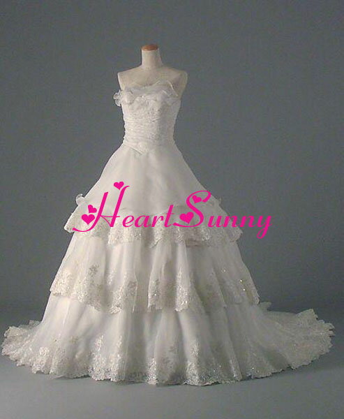 既製品ではなく、丁寧に製作するオーダーメイドウェディングドレスです。サイズオーダー無料です。デザイン変更や色変更なども気軽にお問い合わせください。カラー・オフホワイト素材・上質サテン、オーガンジー、チュール、シフォン、レースなどその他・胸パ...