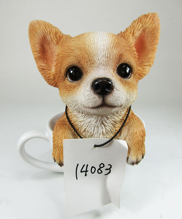 カップからのぞいた無邪気なワンちゃんのオブジェ お目目がうるうる、とってもかわいい仕草がたまりません ワンちゃん好きな方、大切な方へのプレゼントにも最適です！ 可愛いワンちゃんに癒されてみませんか？ ■ブランド：東洋石創 ■素材：レジン ■...