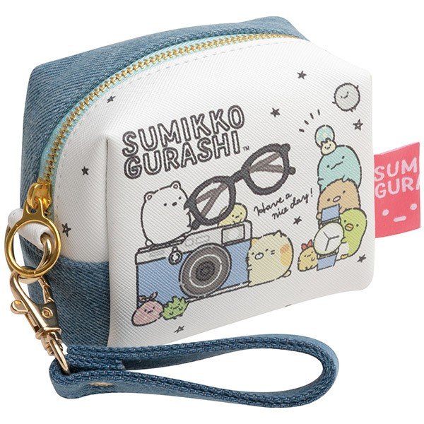 風合いのあるデニム生地がオシャレ☆ すみっコたちのイラストがかわいいミニポーチが登場しました！ 後ろのしろくまの刺繍に注目☆ ストラップは取り外し・開閉が可能です！ サイズ：約85×100×60mm 素　材：合皮+デニム製、ストラップ付 (...