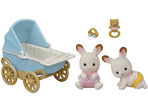 ショコラウサギのふたごちゃん・家具セット/フリーサイズ/DF-14・Color:ショコラウサギのふたごちゃん・家具セット・ショコラウサギのふたごちゃんのお人形、さわやかな水色のうば車とふたつの赤ちゃん用おもちゃのセットです。・(C) EPO...