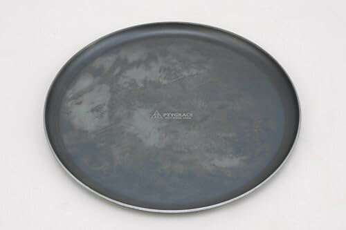 クラシック黒/L/PY-SL58・サイズ／約φ21.5×高1cm・重量／約660g・材質／黒皮鉄（3.2mm厚）・日本製（燕三条産）使い込むほどに油が馴染み幅広い調理に使用できるグリルプレート。食材がくっつきにくいのが特徴です。