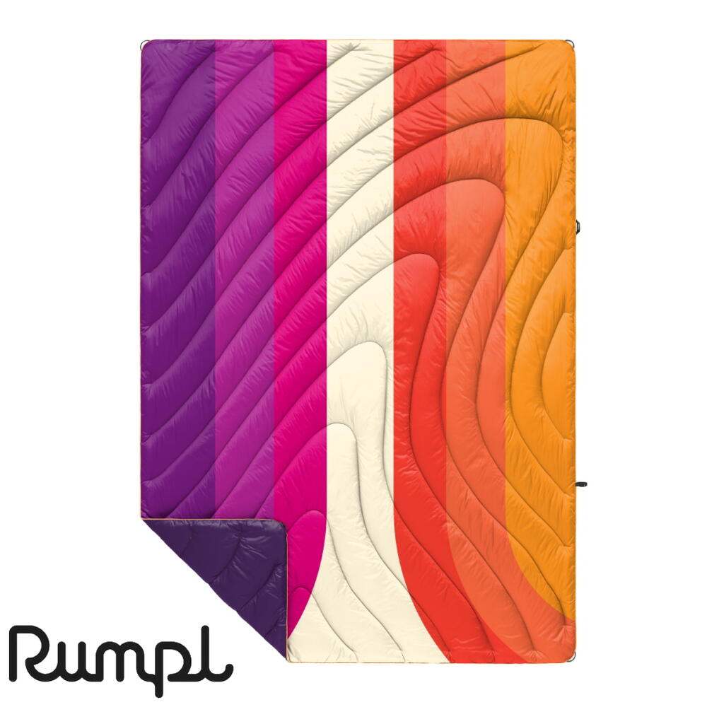 【商品説明】 　アウトドア、キャンプからデイリーユースまで幅広いシーンで活躍するブランケット。 　耐久性のあるリップストップ素材には撥水加工が施されています。 　体に巻いて固定できるケープクリップや、地面に固定したりできるコーナーループを備...