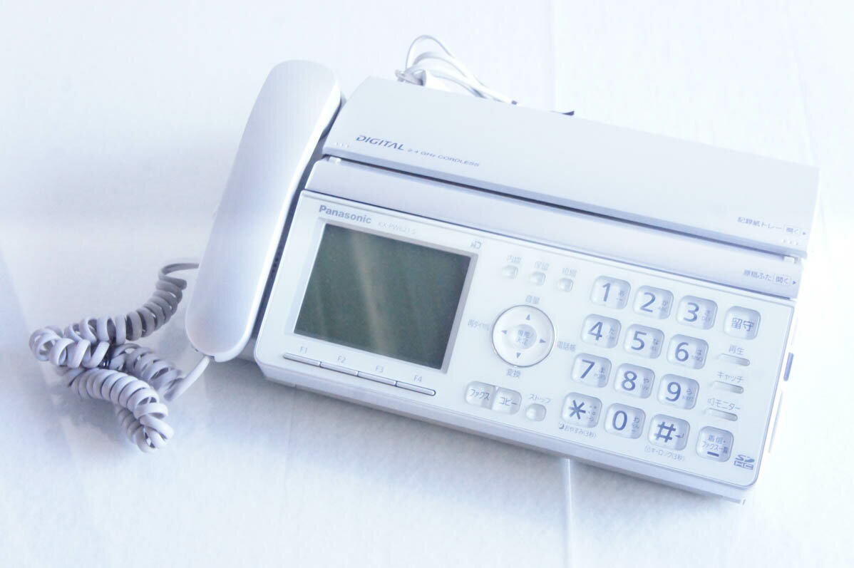 ●商品情報 ・約3.9型ホワイト液晶で紙のムダなく、ファクスの送受信が可能 ・自動的に通話をSDメモリカードに録音する「フル録音」機能 ・「あんしん応答」機能搭載 ・メーカー／Panasonicパナソニック ・型番／KX-PW621 ・原稿...