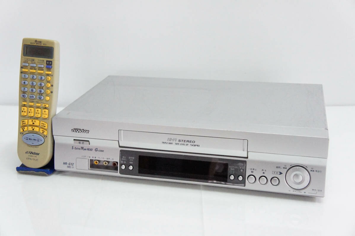 ●商品情報 ・メーカー／JVC Victorビクター ・型番／HR-G12 ・年式／2001年製 ・外形寸法／幅400×高さ94×奥行250mm ・再生対応／VHS ※詳細はメーカーHP等をご確認ください。 ●状態／【中古】 ・キズやスレ、...