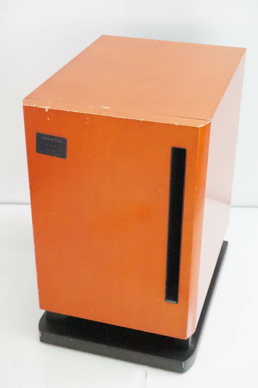 ●商品情報 ・メーカー／ONKYOオンキヨー ・型番／SL-057 ・形式／アンプ内蔵 バスレフ型 ・用途／超低域再生専用 ・大きさ／236W×371H×362Dmm ・質量／約13kg ※詳細はメーカーHP等をご確認ください。 ●状態／【...