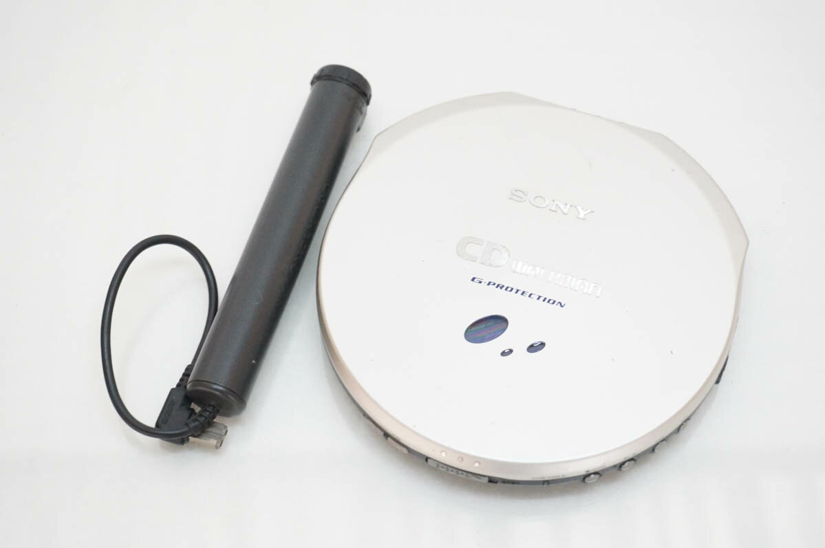 ●商品情報 ・メーカー／SONY ・型番／D-E990 ※詳細はメーカーHP等をご確認ください。 ●状態／【中古】 ・キズやスレ、使用感がございます。 ・ガム電池部に青サビがあります。 ※乾電池アダプタでの動作は問題ありませんでした。 ※ガ...
