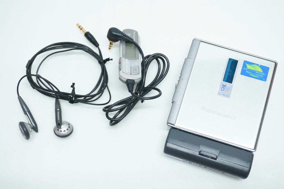 ●商品情報 ・スロットイン方式 ・光る液晶フラットリモコン ・メーカー／Panasonicパナソニック ・型番／SJ-MJ30 ※詳細はメーカーHP等をご確認ください。 ●状態／【中古】 ・キズやスレ、使用感がございます。 ・ガム電池部に青...
