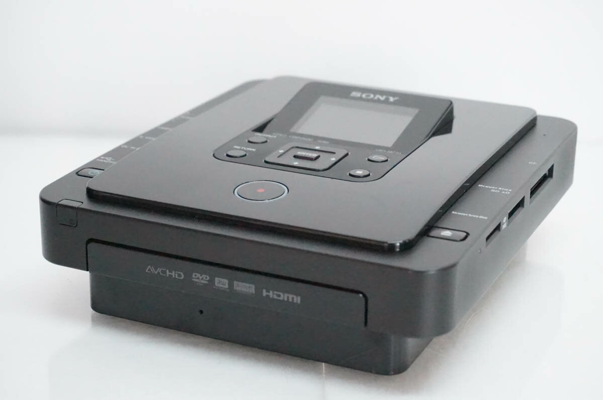 ●商品情報 ・テレビとつないでハイビジョン映像を楽しめる ・ワンタッチでDVDディスクへダビング ・操作しやすい2.7型液晶 ・動画と静止画を1枚のDVDディスクに ・簡単にDVDディスクにダビング・保存 ・メーカー／SONYソニー ・型番...