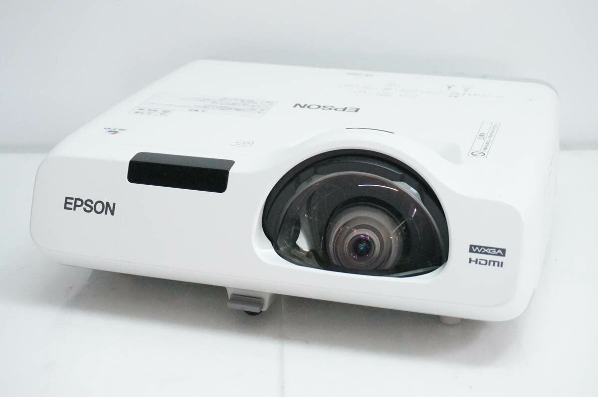 ●商品情報 ・3400lmの明るさで、日中の明るい教室やオフィスでも鮮明に映像を投射。 ・3LCD方式の採用で高い色再現性も発揮する、スクール＆ビジネス向けプロジェクター。 ・パネルタイプ ／液晶(透過型3LCD) ・対応解像度規格／VGA...