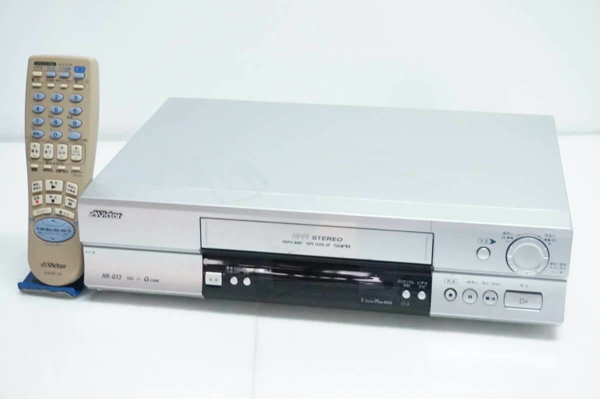 ●商品情報 ・メーカー／JVC Victorビクター ・型番／HR-G13 ・年式／2005年製 ・外形寸法／幅400×高さ98×奥行262mm ・本体質量／約3.1kg ・再生対応／VHS ※詳細はメーカーHP等をご確認ください。 ●状態...