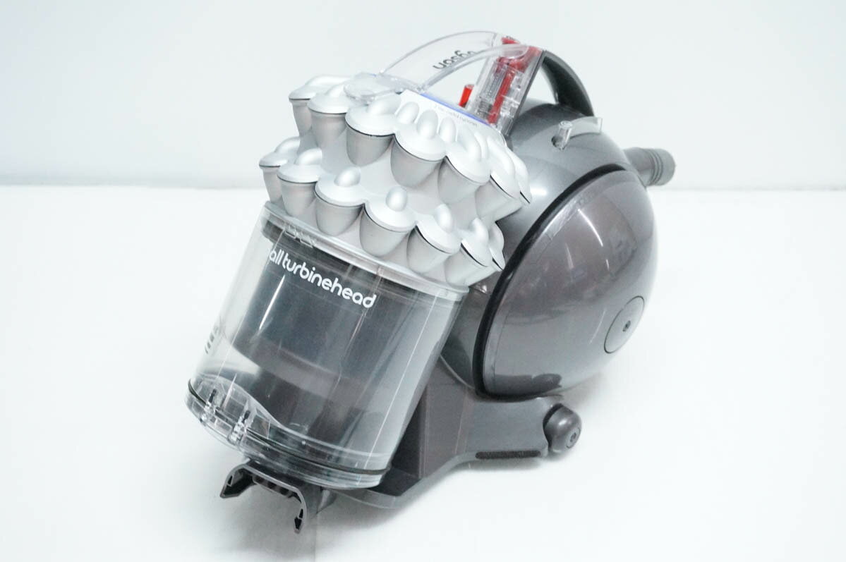 ●商品情報 ・2 Tier Radial (ティアーラジアル)サイクロン ・ダイソンBall 掃除機は家具や障害物を簡単に避けられるように設計 ・洗浄・交換不要HEPAフィルター ・メーカー／ダイソンDyson ・型番／DC63TH ・集じ...