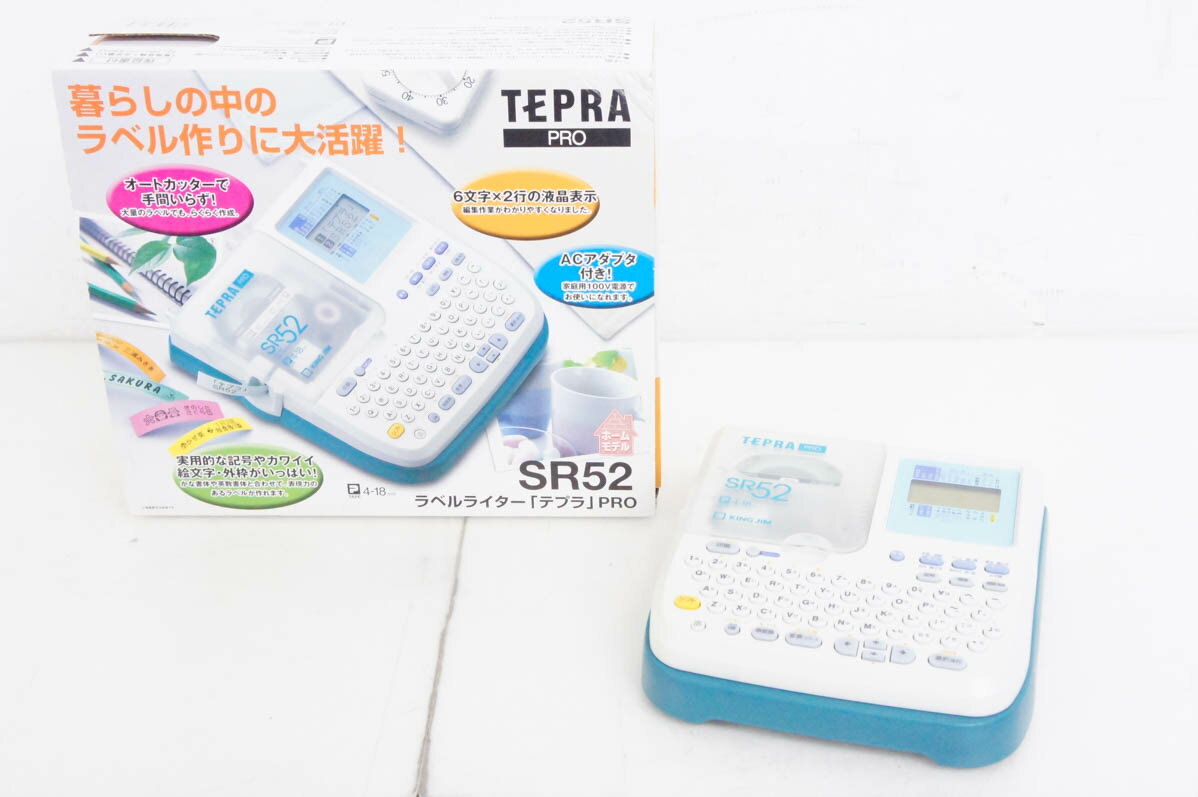 ●商品情報 ・「6文字×2行」の液晶表示で、入力・編集作業がスムーズ。 ・簡単・便利な「オートカッター」搭載。 ・かわいい絵文字・記号・外枠・地紋を使って個性豊かなラベルが作成できる。 ・メーカー／KING JIMキングジム ・型番／SR5...