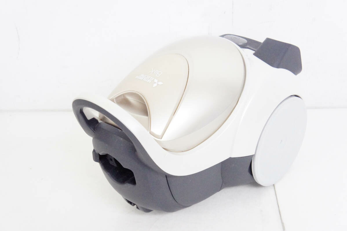 ●商品情報 ・メーカー／三菱 ・型番／TC-KSF11P ・年式／2022年製 ・集塵方式／紙パック式 ・吸込仕事率／500W ・集じん容積／1.5L ※詳細はメーカーHP等でご確認ください。 ●状態／【中古】 ・キズやスレ、使用感がござい...