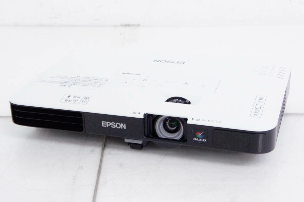 ●商品情報 ・A4サイズで薄さ44mm、重さ約1.8kg。 ・ビジネスバッグに楽に入るスリムさで、会議室間の移動はもちろん、外出先でも活躍します。 ・メーカー／EPSON ・型番／EB-1780W ・方式／3LCD方式 ・明るさ／3000l...