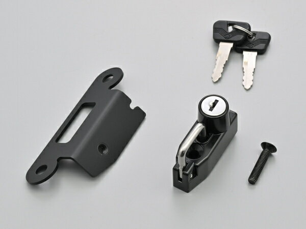 カラー：スチール製ブラック塗装仕上げ 車種毎に取り付けステーを専用設計することで、あたかも純正装着品のように違和感なく装着できるヘルメットホルダー。 左側のタンデムステップ部に取り付けます。 カギは2本付属。 ●スチール製、ブラック塗装仕上...