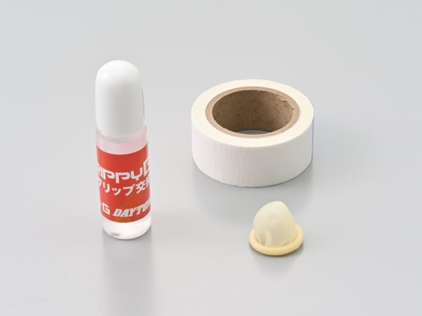 グリップ交換がこれまでにないほど簡単にできる、初心者にもやさしい革新的な商品です。 専用テープと液剤を使うことで、滑らせるようにスムーズに装着でき、乾燥後はしっかりと固定されます。 [ しっかり固定してズレにくい ] 両面テープと液剤の組み...