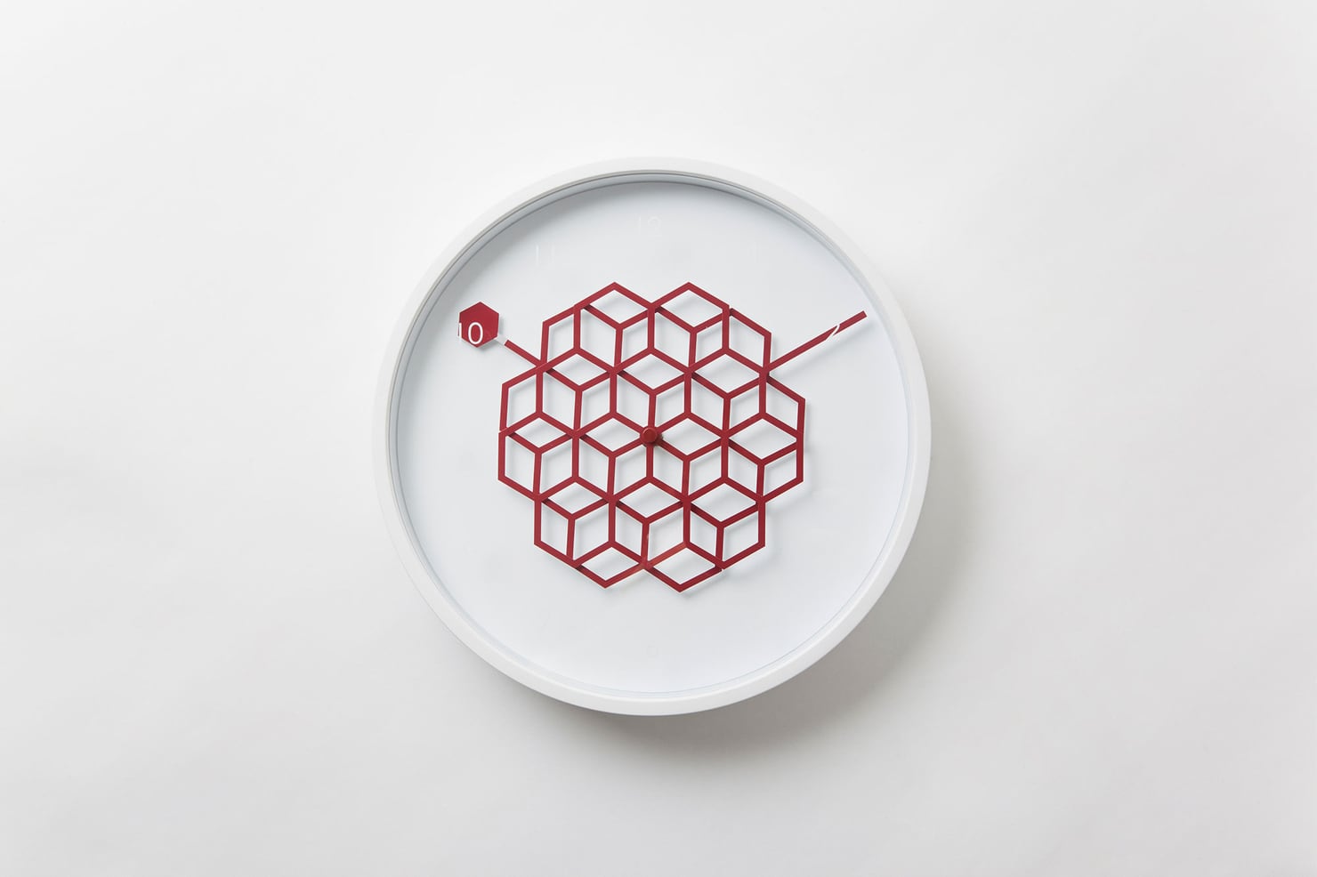 時間とともに柄が変わる、壁掛け時計タングルクロックの最大の魅力は、時間と共に変わりゆく、幾何学模様。同じ模様の長針と短針が、様々な柄を作り出します。2つの針がぴったり重なった瞬間、きっとうれしい気持ちになります。 詳しくはムービーをご覧くだ...