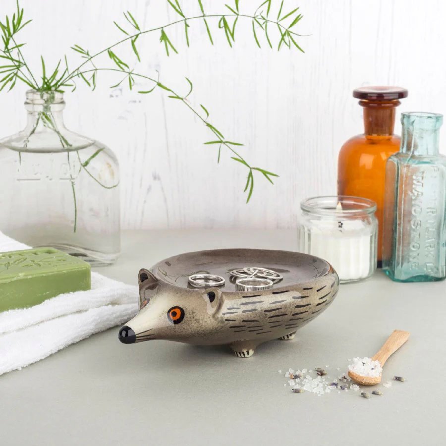 玄関や洗面に、動物モチーフの陶器トレイを。 英国デザイナーブランド「Hannah Turner（ハンナターナー）」のTrinket Tray「Hedgehog（ハリネズミ）」は、スリランカの職人がひとつひとつ手作業で仕上げる陶器製。鍵やアク...
