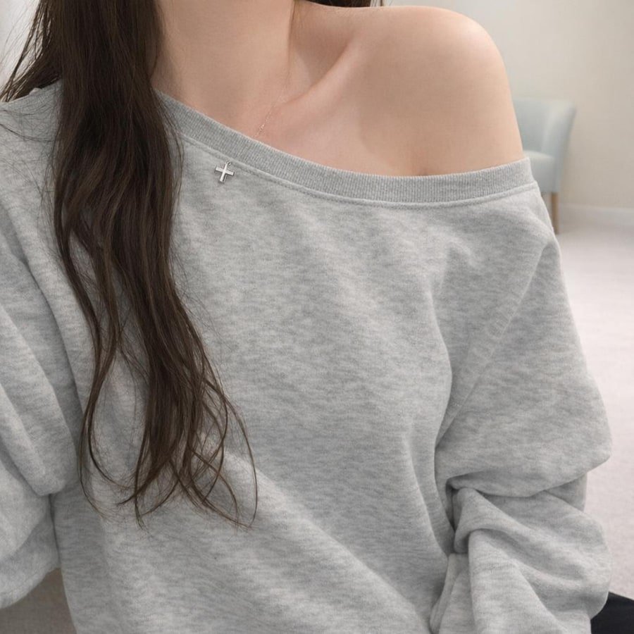 ゆったりとしたシルエットが魅力のレディースパーカーです。シンプルな無地デザインで、カジュアルからきれいめまで幅広いスタイルに合わせやすい一枚。オフショルダーのアクセントがさりげなく女性らしさを引き立てます。季節の変わり目に重宝する長袖で、リ...