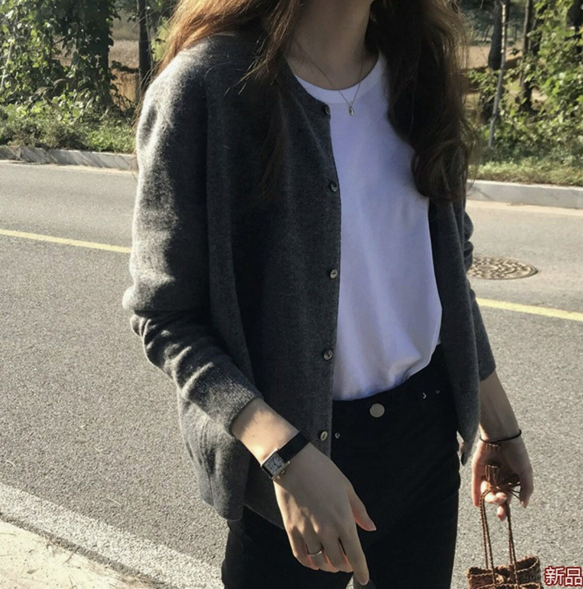シンプルながら存在感のあるカーディガンは、デートや女子会、お出かけ時にもぴったり。普段使いや休日の旅行、さらには季節の変わり目にも重宝するアイテムです。カジュアルスタイルからきれいめなコーディネートまで幅広く使えるので、自分らしいスタイルが...