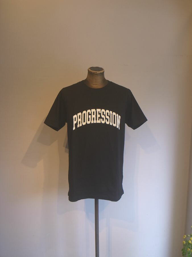PROGRESS RUNNING CLUB(プログレスランニングクラブ)の PROGRESSION T。 SALE価格40％OFFです。 PROGRESS RUNNING CLUBは80年代から90年代の ランニングカルチャーに影響を受け、...