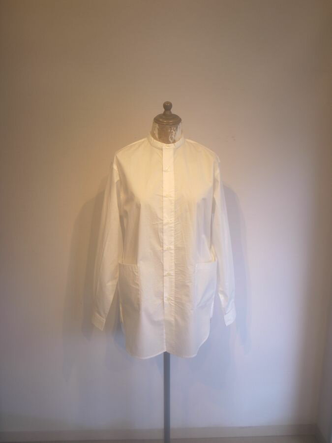 YARMO(ヤーモ)Band Collar Shirt。 1898年創業の歴史あるワーク、マリンを手がけるイギリスメーカー。 Light Weightの高密コットンを使用したバンドカラーシャツ。 ワークシャツならではの大きなポケットのあるア...