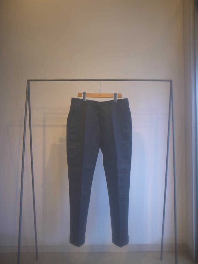 D.C.WHITE 2025年American Trousers West Point。 ややゆとりのある腰回りから足元に向かってテーパードする 普遍的に美しいシルエットで構築される"American Trousers"シリーズ。 当モデル...