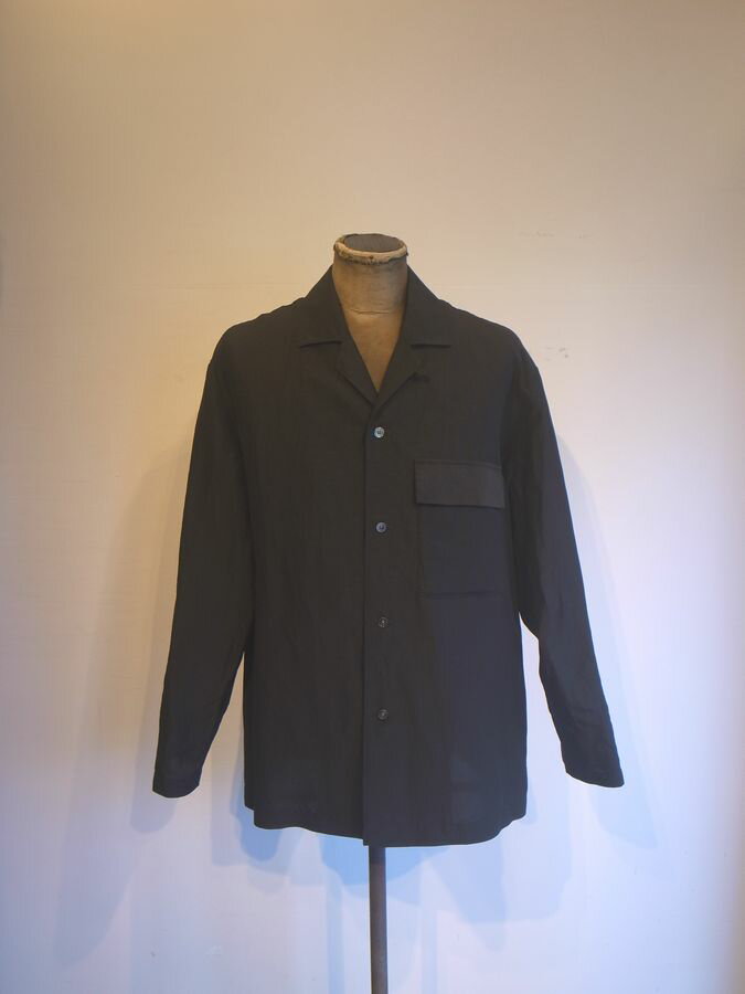 STILL BY HANDのキュプラリネンオープンカラージャケット(BL03211)。 SALE価格40％OFFです。 素材は軽くてドライタッチなキュプラリネンを使用。 夏場も気持ち良く穿ける生地感です。 肌離れの良い素材感でジャケットライ...