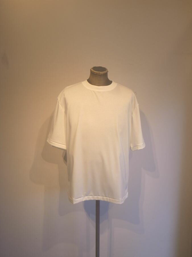 YONCA(ヨンカ)のICE TEE。 LAMONDの別コンセプトのラインが今季よりスタート。 コンセプトは「ラフで飾らない、着こなしやすいデイリーウエア」 素材は機能的なのに見た目がスポーツっぽくないTシャツ。 この生地の裏側にICE P...