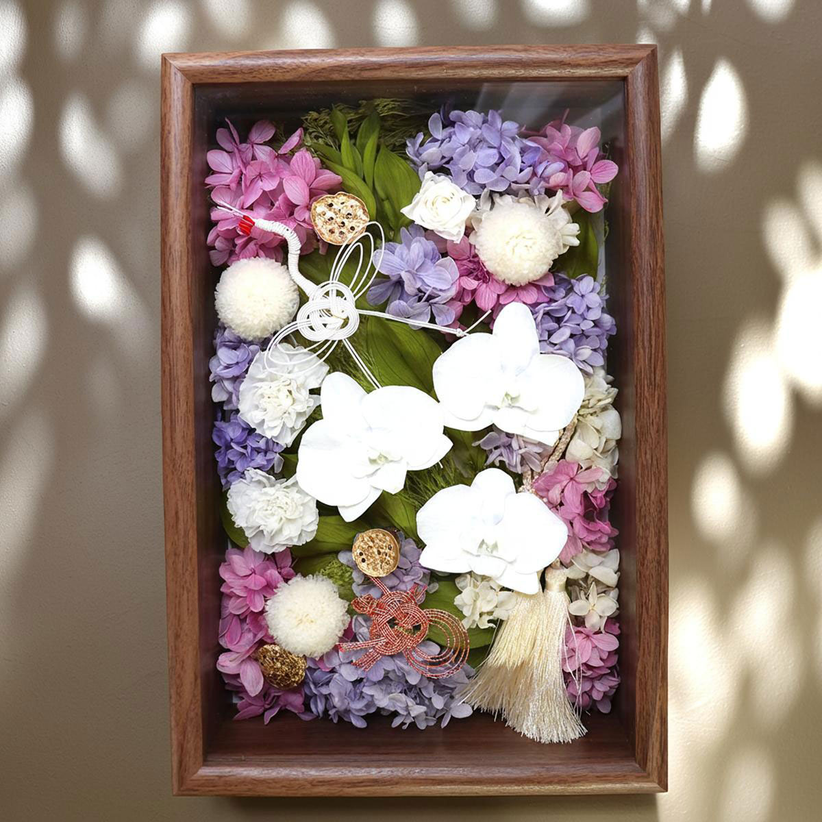 無料メッセージカードをご用意しています。 &nbsp; 商品花材 プリザーブドフラワー（胡蝶蘭、アジサイ、ルスカス、カーネーション、ポンポンマム、バラ）、ハスの実、鶴亀水引、タッセル サイズ 約W22×H33×D8.5cm 器 フレーム、ガ...