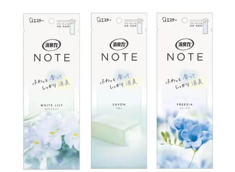 商品情報「消臭力 NOTE クローゼット用」は、吊り下げておくだけで、上質で清潔感のある香りが広がるクローゼット用の消臭芳香剤です。本体内部の香りビーズから香料成分が蒸散し、香りがふわっとやさしく広がります。また、カビ臭や汗臭といったクロー...