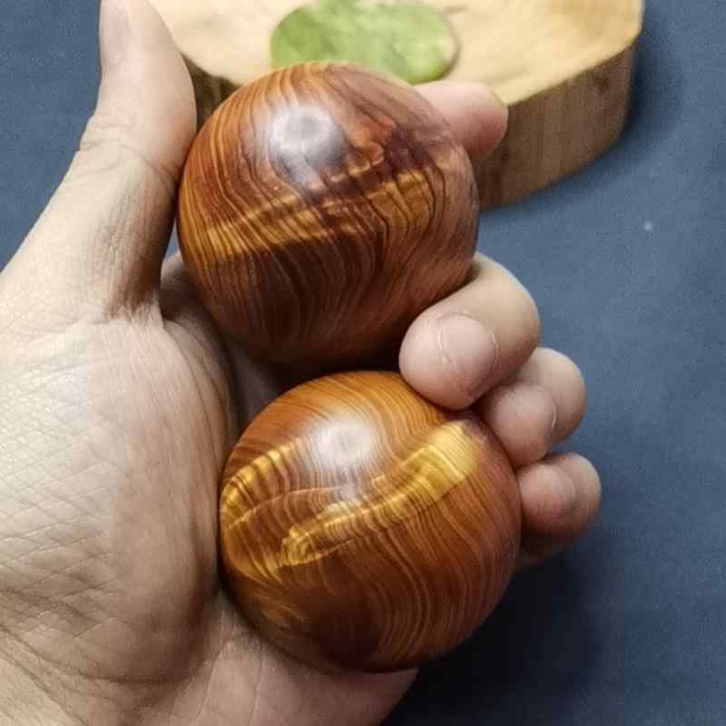 ・主な素材: 崖柏・スタイル: 新中式・加工: 造型・サイズ展開: 4.5cm, 5cm・カラー展開: 素球、水波紋、瘤疤、龍胆閃電紋、対眼、天眼、陳化紅黒油料、芝麻瘤
