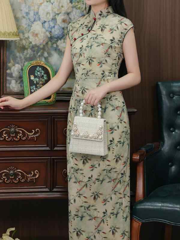 ・素材: テンセル平織り（テンセル90～95%）・丈: ロング・ネックライン: スタンドカラー・襟元: 斜め襟・袖丈: 三分袖・スリット: ローカット・カラー: グリーン・サイズ展開: S、M、L、XL、XXL、XXXL・スタイル: 中国風...