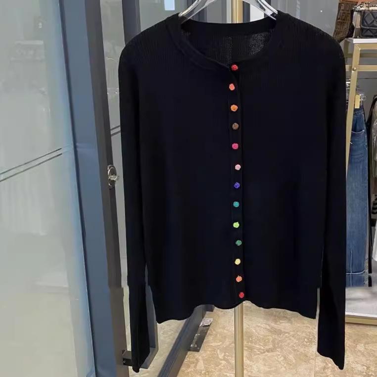 ・カテゴリ: ニット・スタイル: カーディガン・組み合わせ: 単品・フィット: スリム・着丈: ミドル丈・ネックライン: クルーネック・袖タイプ: レギュラー・袖丈: 長袖・厚さ: 薄手・デザイン要素: ボタン・カラー展開: ブラック, レ...