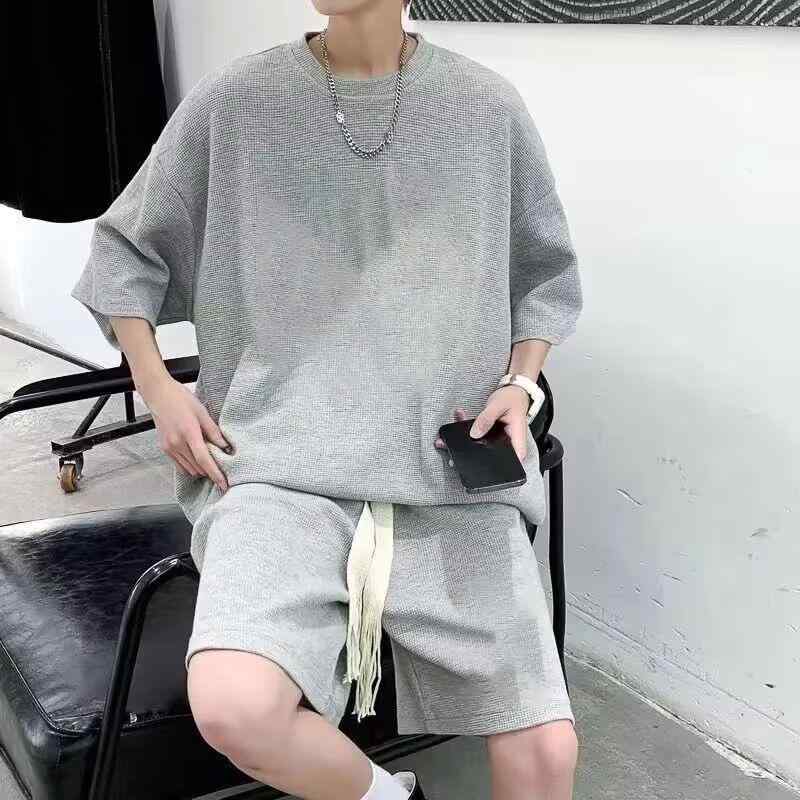 ・カテゴリ: メンズカジュアルセットアップ・スタイル: スポーツ・厚さ: 薄手・丈: ショートパンツ・トップススタイル: Tシャツ・袖丈: 五分袖・主な素材: ポリエステル100%・適用シーン: スポーツ・カラー展開: グレー, ブラック,...