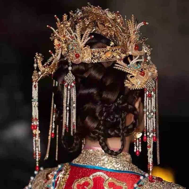・カテゴリ: ヘッドドレス・スタイル: ベーシック・素材: 金属、白水晶・デザイン: クラウン・対象: 女性・加工: 手作り