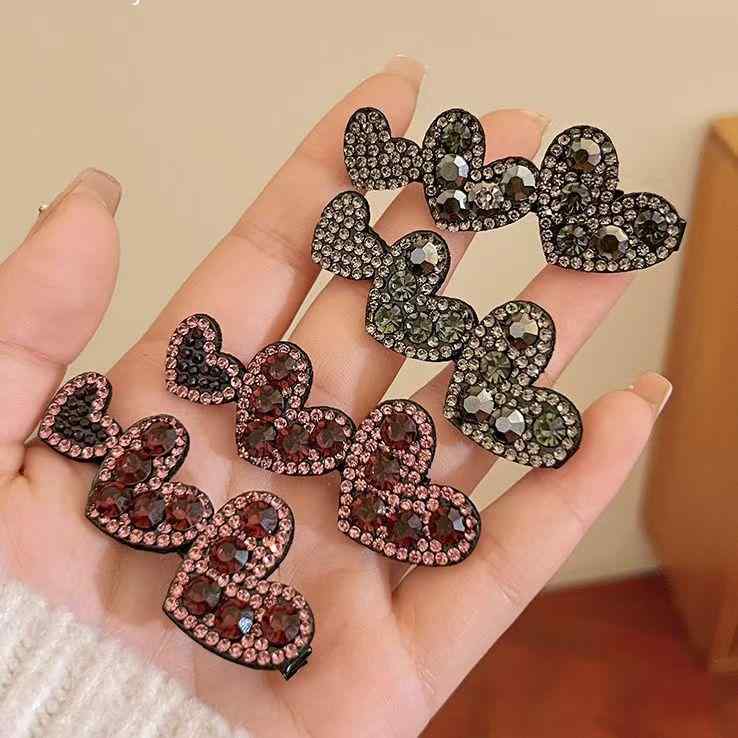 ・カテゴリ: ヘアアクセサリー・対象: 女性・素材: 合金・タイプ: サイドクリップ・カラー展開: ブラック、ローズレッド・スタイル: 文芸復古・デザイン: ハート形