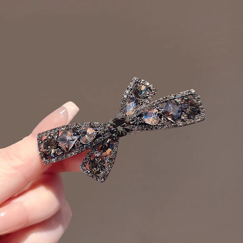 ・カテゴリ: ヘアアクセサリー・スタイル: 軽奢・スタイル分類: ファッション通勤・主な素材: 合金・加工: ラインストーン・タイプ: サイドクリップ・デザイン要素: 蝶結び・対象: 女性・デザイン分類: 形状・パターン