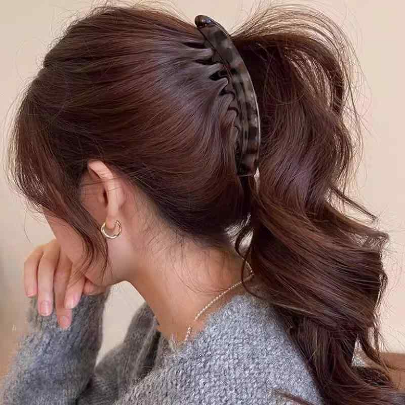 ・カテゴリ: ヘアアクセサリー・スタイル: バナナクリップ・主な素材: プラスチック/樹脂・加工: スプレー塗装・カラー展開: コーヒー柄大、マットブラック大、グレー柄大・対象: 女性・デザイン要素: リング、幾何学