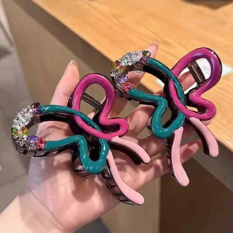 ・カテゴリ: ヘアアクセサリー・スタイル: OL、通勤・カラー: 赤・対象: 女性・タイプ: つかみクリップ