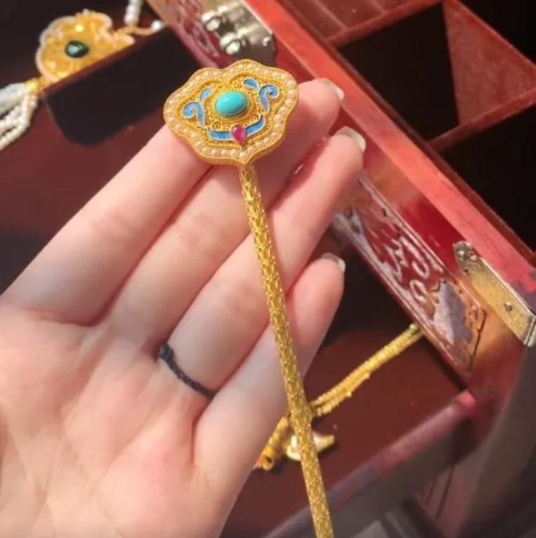 ・カテゴリ: 髪飾り・素材: 金属・スタイル: エスニック・形状: 菱形・装飾: ジルコニア